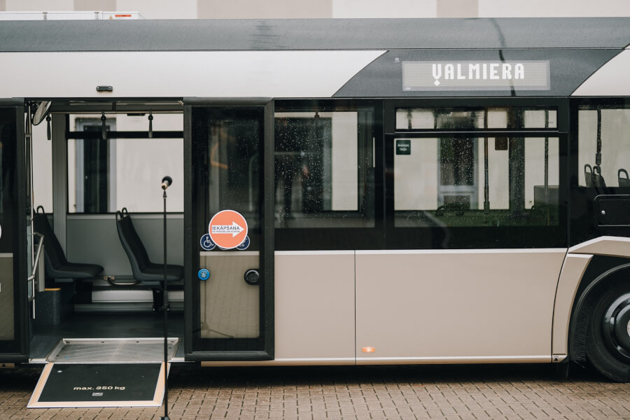Valmierā kursēs hibrīdautobusi – Uzlādēts