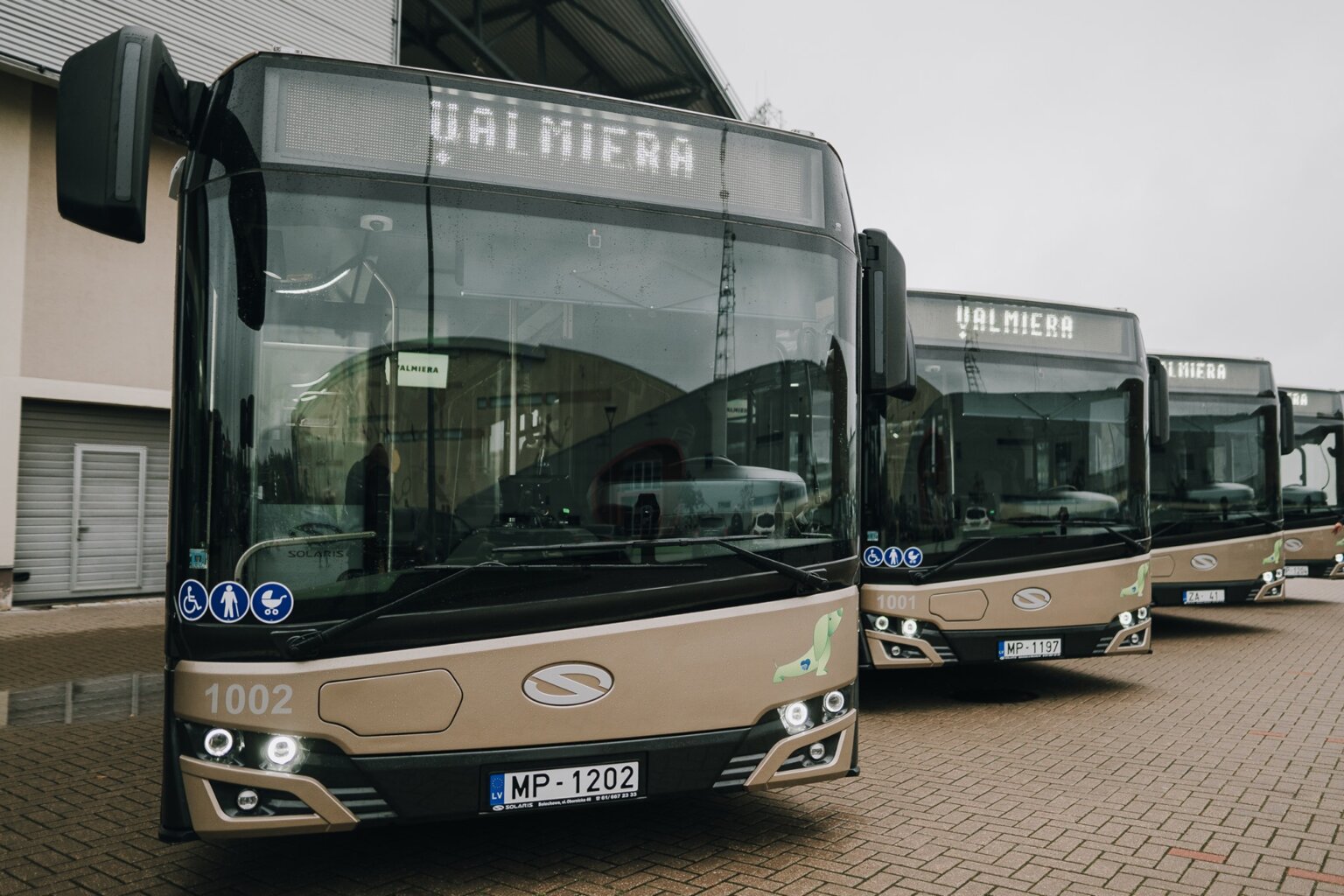 Valmierā kursēs hibrīdautobusi – Uzlādēts